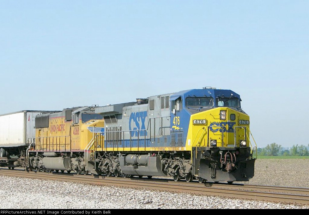 CSX 476 and UP 4268